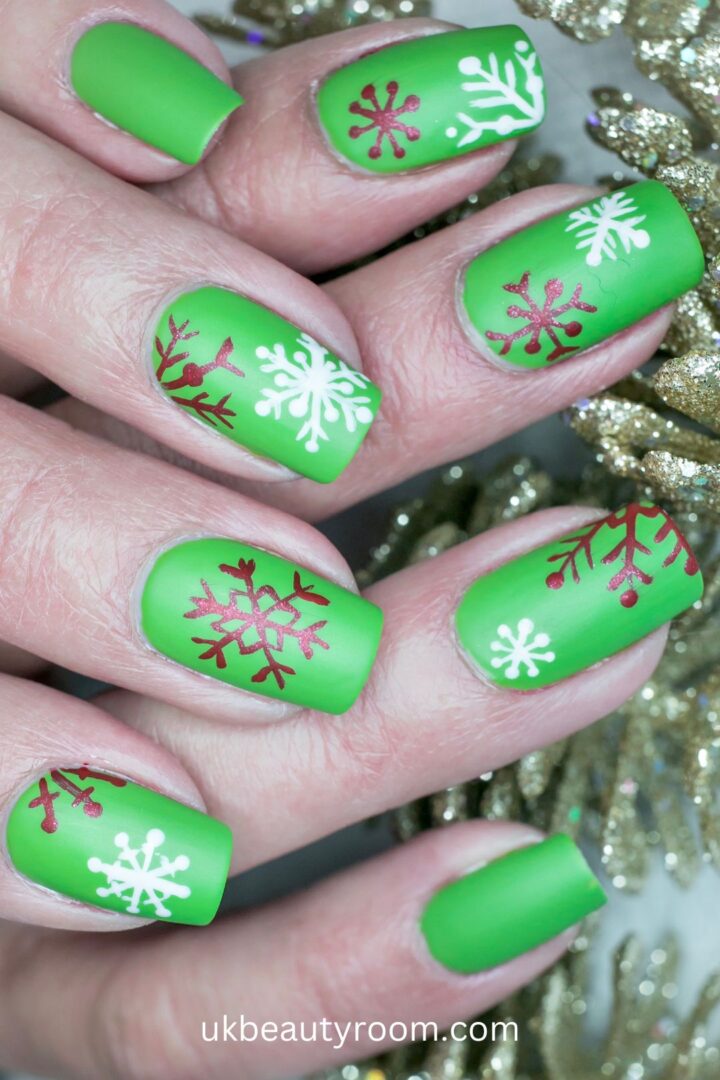 33 Easy Christmas Nail Designs You Can Create at Home
