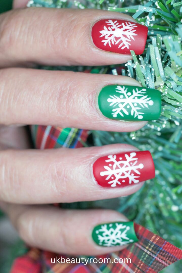 33 Easy Christmas Nail Designs You Can Create at Home