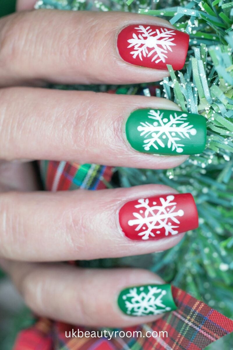 33 Easy Christmas Nail Designs You Can Create at Home